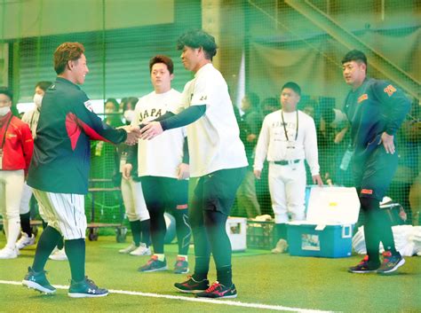 【wbc】吉田正尚が侍合流 栗山監督「もう、そんな言葉いらないだろ」ハグで抱き締め出迎えた Wbc2023写真ニュース 日刊スポーツ