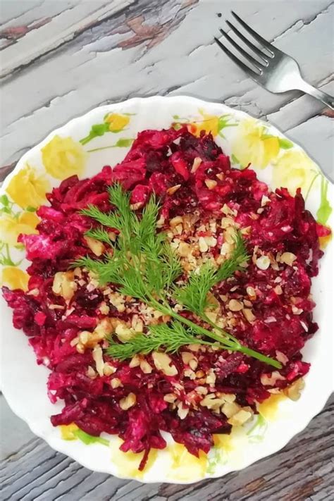 Салат из свеклы с грецким орехом и черносливом Еда Салат из свеклы Идеи для блюд