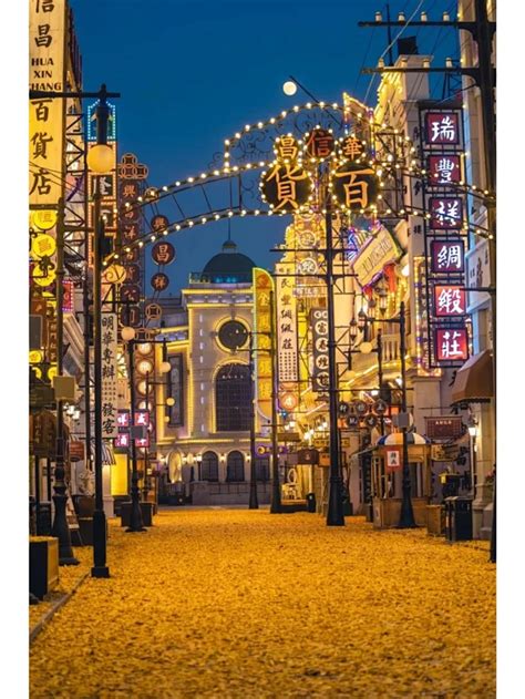 民国风情的旧上海。这里是充满烟火气的街头市井，却有着民国时代的风流繁华，酒吧、美食、霓虹灯更少不了跨越时代的风情，“唯有门前镜湖水，春风不