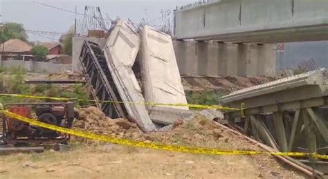 Viral Kontruksi Proyek Jembatan Penghubung Di Bekasi Ambruk 2 Pekerja