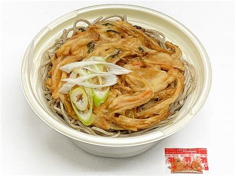 だしの旨味引き立つ かき揚げ二八そば【セブンイレブン】だしが効いたそばです いぬきちのコンビニ飯