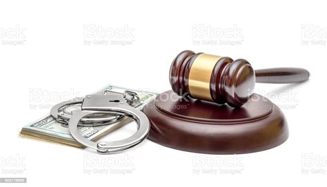 돈과 흰색 수 갑의 스택과 함께 판사의 망치 정의 개념입니다 100 달러 지폐 미국 지폐 통화에 대한 스톡 사진 및 기타 이미지