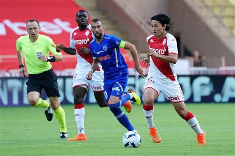 サッカー日本代表・南野拓実が初アシスト！ 軽い助走からの「右足キック」でチリ代表とのホットライン開通！ 退場者が出た影響で45分のみで途中交代