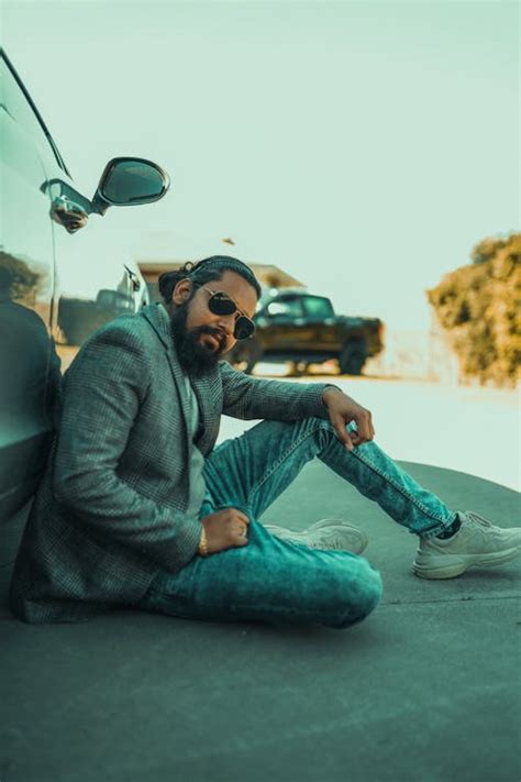 그레이스케일 기댄 나무 남자 바지 블랙 앤 화이트 블레이저 사람 사이드 미러 수염 난 수직 쐈어 자동차 주차된 진지한 페도라 모자 포즈를 취하는에