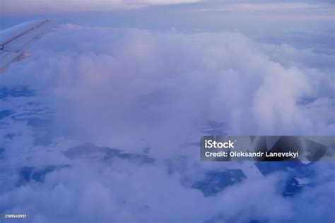 흰 구름과 밝은 푸른 하늘을 배경으로 한 비행기의 날개 비행기 창문에서 본 풍경 석양의 분홍색 광선에 푹신푹신한 구름 위의 날개 경관에 대한 스톡 사진 및 기타 이미지