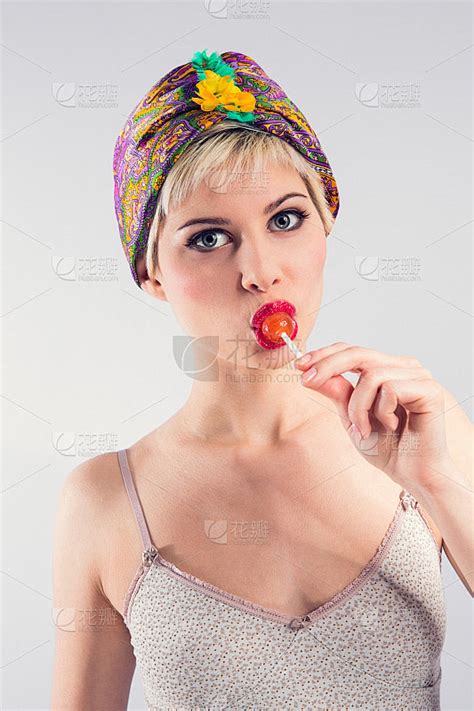 拿着棒棒糖的复古女孩