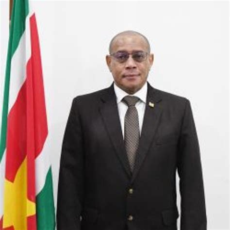 Minister Mac Andrew Gaat Oorzaken Na Van Arbeidstekort Dagblad Suriname