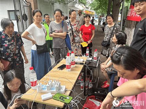 成都在建地铁路面坍塌 抢险车已就位 附近居民有序撤离李平组织郭莹