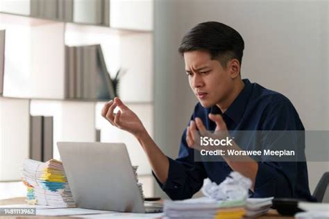 스트레스에 지친 사업가들은 많은 서류 문서로 작업합니다 편두통 발작 프리랜서 재택근무 걱정하는에 대한 스톡 사진 및 기타 이미지