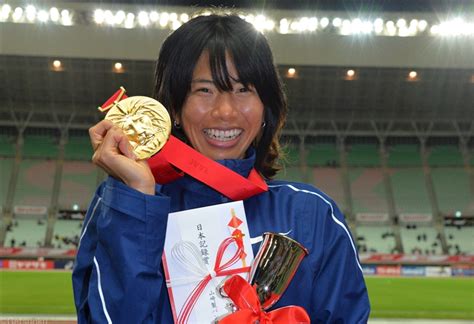 実業団のアスリートオブザイヤー新谷仁美 最優秀チームに女子駅伝連覇のjp日本郵政g 月陸online｜月刊陸上競技