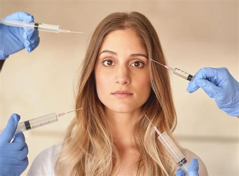 Woman With Injection Pictures Freepik