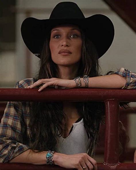 Самая красивая женщина в мире Белла Хадид сыграла ковбоя