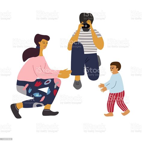 아기가 첫 걸음을 내딛습니다 어머니는 미소를 지으며 아이를 위해 손을 주고 아버지는 중요한 순간을 저장하기 위해 사진을 찍습니다