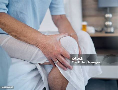 무릎 통증 노인 여성과 손의 건강 부상 및 노인 아픈 사람과 건강의 의료 응급 상황 염증 근육 긴장 및 허약 관절염 또는 건강 관리와 섬유 근육통 55 59세에 대한 스톡