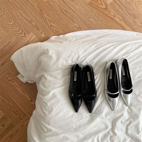 유이르무이 300족 돌파 캐롤라인 클래식 스틸레토 벨트 메리제인 플랫슈즈 2cm