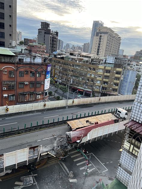 宋明宗 今天早上一大早大家一定都嚇到了，也發覺路上開始塞車 原因是拖板車大型鋼柱36噸掉落撞破 忠孝橋護欄