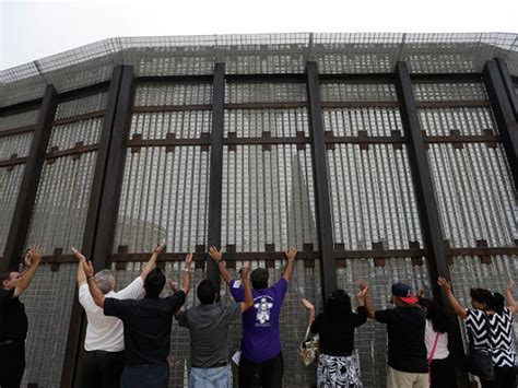 Eu Alista Terreno Para Prototipos De Muro Fronterizo