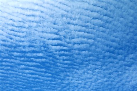 Awan Cirrocumulus Yang Indah Di Langit Biru Untuk Latar Belakang Atau