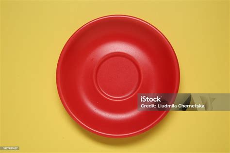 黄色の背景に 1 枚の赤いセラミック プレート上面図 からっぽのストックフォトや画像を多数ご用意 からっぽ ウクライナ カラの皿