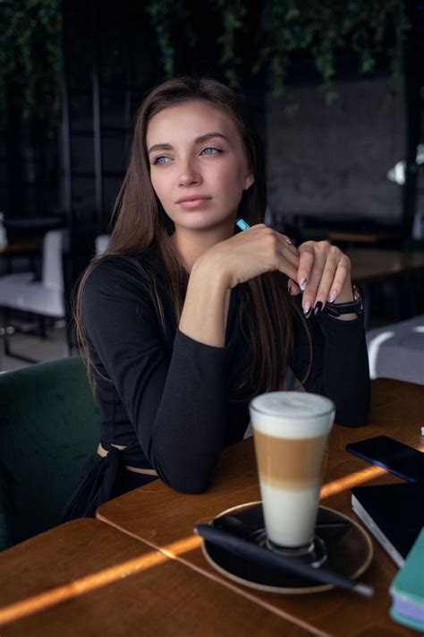 Девушка в кафе Кафе Деловое фото Кофе