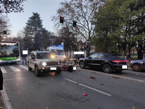 Scontro In Viale Cavriga Soccorso Giovane Centauro Mbnews