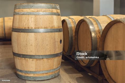 와인 오크 배럴 레드 와인 세는 지하실에는 와이너리의 와인의 생산의 개념 덩굴에 대한 스톡 사진 및 기타 이미지 덩굴 마실 것 목재 재료 Istock