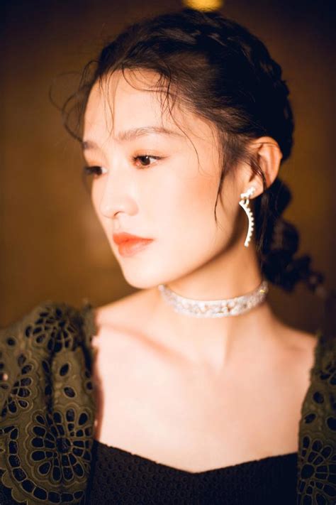 李沁人雖美卻不會穿，一襲粉色套裝配黑大衣，硬把身材穿成五五分 每日頭條