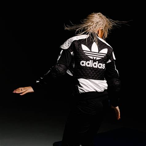 아디다스 오리지널스 Adidas Originals By Rita Ora 플래네터리 파워 팩 빈티지한 스페이스 수트에서