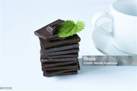 白い背景にミントの葉とコーヒーのカップとダークチョコレートのスタック おやつのストックフォトや画像を多数ご用意 おやつ カットアウト