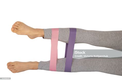 소녀는 흰색 배경에 피트니스 탄성 밴드 다리 및 피트니스 탄성 밴드로 피트니스에 종사하고 있습니다 가냘픈에 대한 스톡 사진 및 기타 이미지 Istock