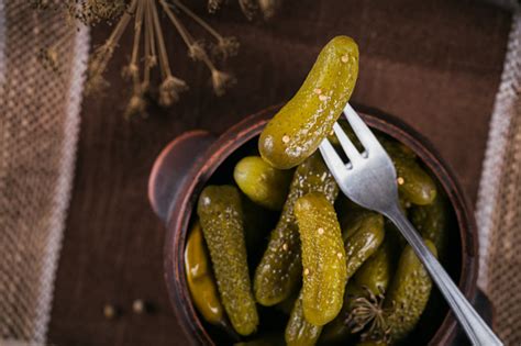 포크에 절인 오이 소박한 나무 배경에 절인 채소 그릇 깨끗한 식사 채식주의 음식 개념 건강한 식생활에 대한 스톡 사진 및 기타