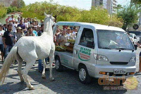 Vídeo emocionante mostra cavalo se despedindo do dono morto em acidente e comove velório