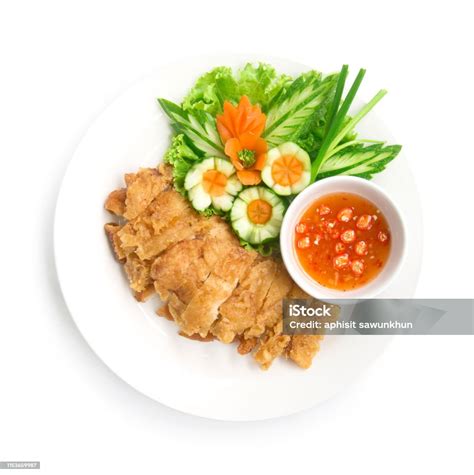 하이난 바삭한 프라이드 치킨 쌀 없이 간장 조각 퓨전 음식 중국어와 태국 믹스 스타일을 장식 태국 최고 보기 흰색 배경에