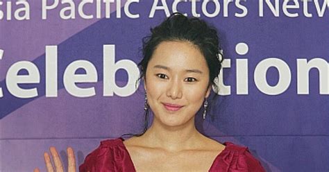 자주빛 드레스 입은 윤진서