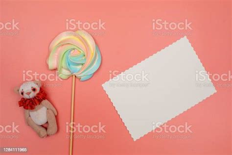 빈 흰색 엽서 막대기에 무지개 머랭과 분홍색 배경에 테디 베어 크리스마스 새해 발렌타인 데이 세계 여성의 날 또는 어머니의 날 구성 개체 그룹에 대한 스톡 사진 및 기타