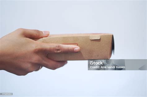 흰색 배경에 갈색 골 판지 상자를 들고 여성 손 모형 소포 상자에 대한 측면도 포장 쇼핑 배송 개념 가리기에 대한 스톡 사진 및