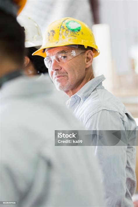 수석 사람 회의에 Hardhat를 착용 공사장 인부에 대한 스톡 사진 및 기타 이미지 공사장 인부 선택적 포커스 심각한