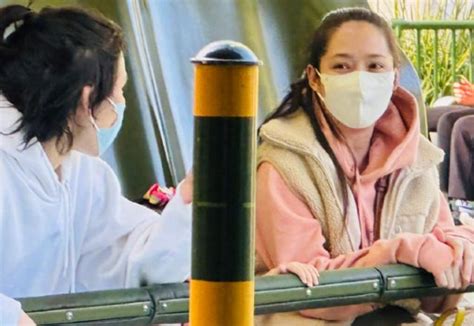 郭碧婷向佐游迪士尼被偶遇 粉嫩穿搭减龄有活力新浪图片