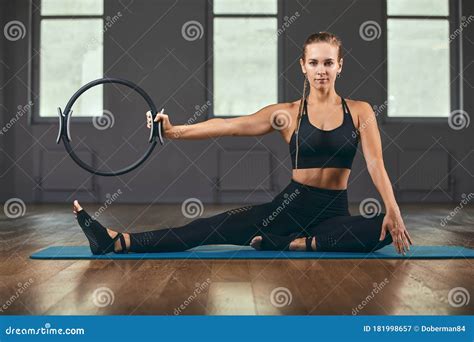 Joven Modelo De Fitness Mujer Atleta En Ropa Deportiva Haciendo