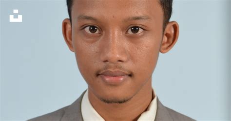 양복을 입고 넥타이를 매고 사진을 찍기 위해 포즈를 취하는 남자 사진 Unsplash의 무료 남자 이미지