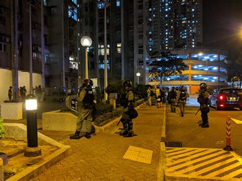 防暴入兆麟苑稱查案 逾百居民鼓譟 區選候選人稱被擎槍指頭 1510 20191110 港聞 即時新聞 明報新聞網