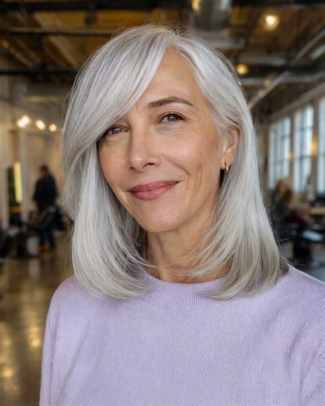 52 Popular Shoulder Length Hair Ideas For Ladies With Grey Hair