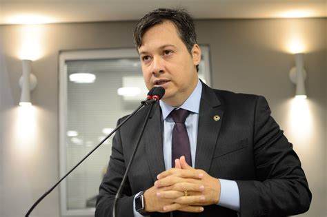 Resenha Politika Sem solenidade Júnior Araújo inicia atividades na