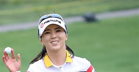 포토 필드모델 윤채영 환한 미소로 마무리