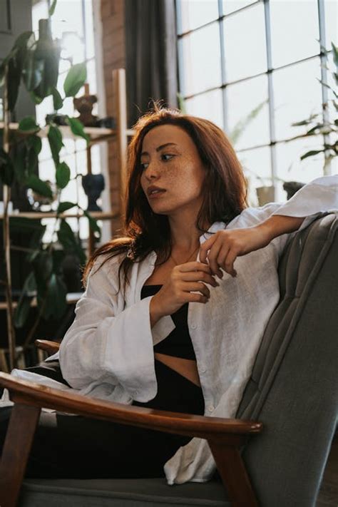 有关坐 垂直拍摄 女人 年輕 擺姿勢 時尚 漂亮 現代 現代的 白襯衫 紅髮的免费素材图片