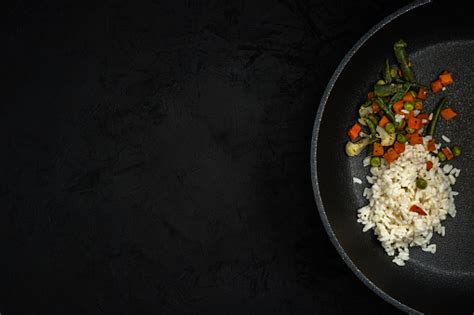 검은 질감의 석고 배경에 금속 팬에 야채와 쌀 맨 위 보기입니다 복사 공간을 가진 다크 무디 식품 컨셉 0명에 대한 스톡 사진 및 기타 이미지 Istock