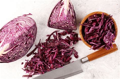 다진 신선한 붉은 양배추 얇게 썬 채소를 준비하여 보라색 양배추 샐러드 나 콜슬로를 요리하십시오 수제 식품 컨셉 갈기갈기 찢어진에 대한 스톡 사진 및 기타 이미지 Istock