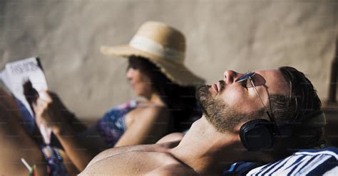 휴가 중인 커플 이 잡지는 우리 자신의 일반적인 디자인입니다 저작권이 있는 디자인을 침해하지 않습니다 사진 Unsplash의 여행하다 이미지