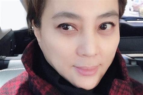 54岁李玲玉他拍头大太抢镜，自拍下巴尖出事，网友：大把年纪还不消停