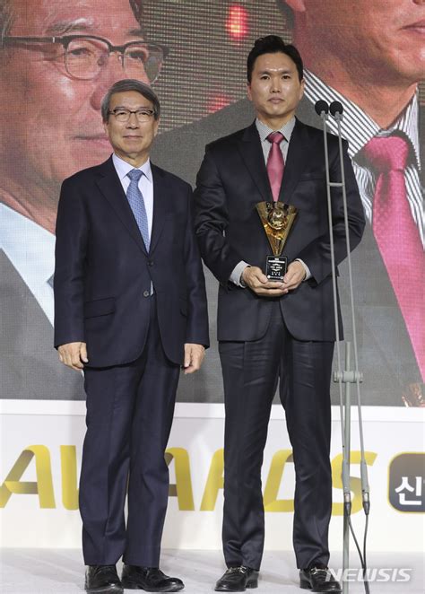 기념촬영하는 권영철 심판위원